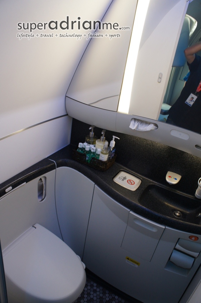 Boeing 787 Dreamliner Debuts in Singapore For Singapore Airshow 2012 ...